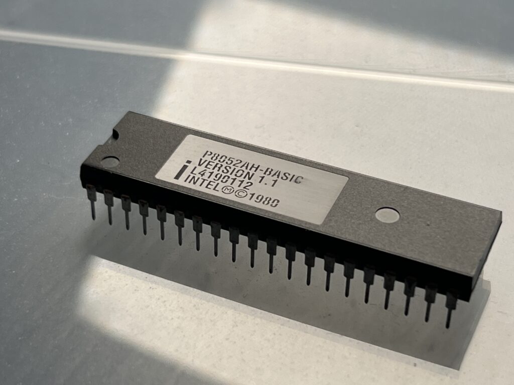 Intel 8052AH-BASIC microcontroller met ingebouwde terminalserver, BASIC programmeertaal en ...